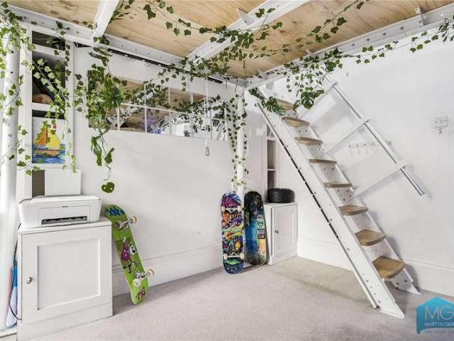 2 bed flat for sale