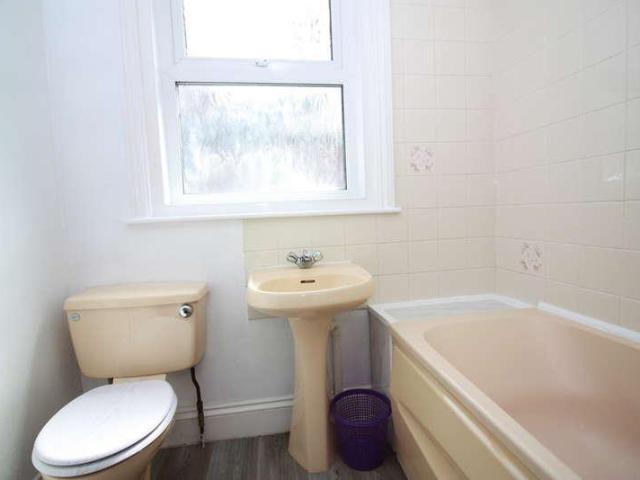 2 bed flat for sale