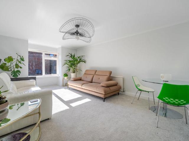 2 bed flat for sale
