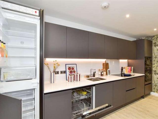 2 bed flat for sale