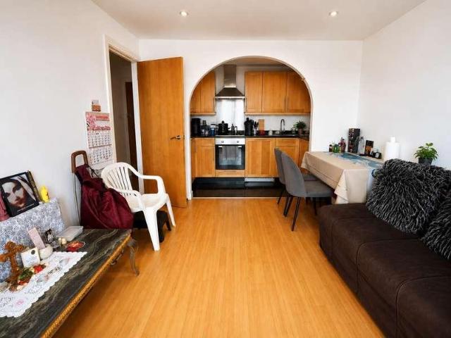 2 bed flat for sale