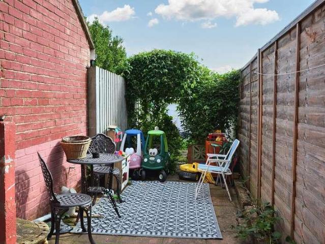 2 bed flat for sale