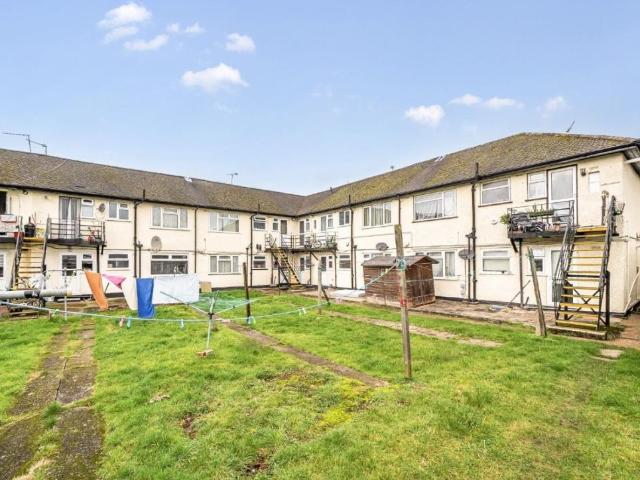 2 bed flat for sale