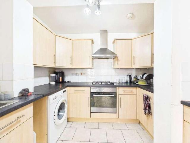 2 bed flat for sale