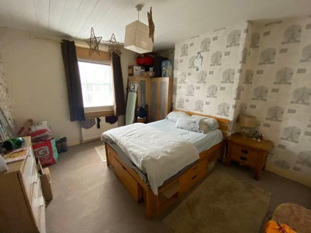 2 bed flat for sale
