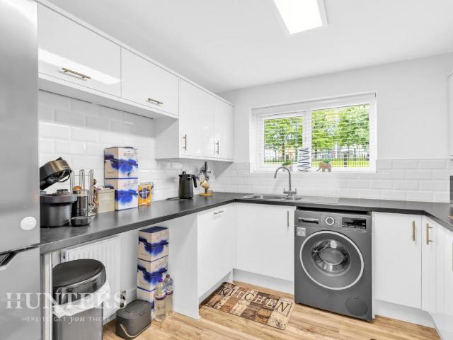 2 bed flat for sale