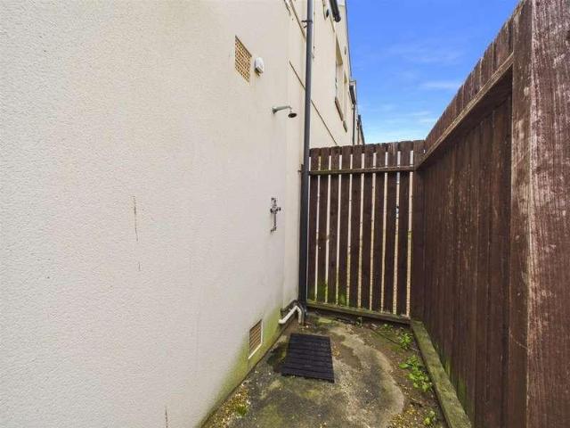 2 bed flat for sale