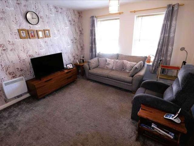 2 bed flat for sale