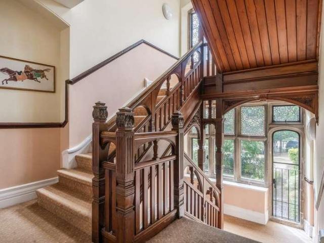 2 bed flat for sale