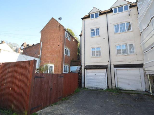 2 bed flat for sale