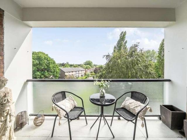 2 bed flat for sale