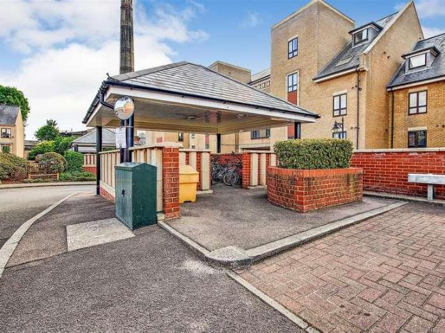 2 bed flat for sale