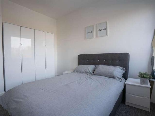2 bed flat for sale