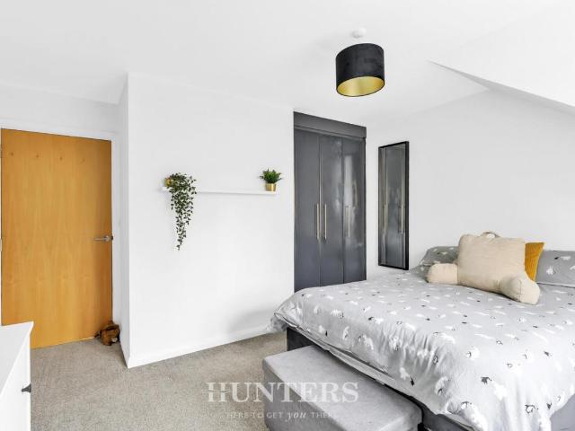 2 bed flat for sale