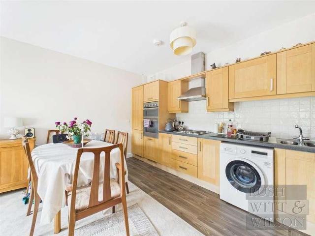 2 bed flat for sale