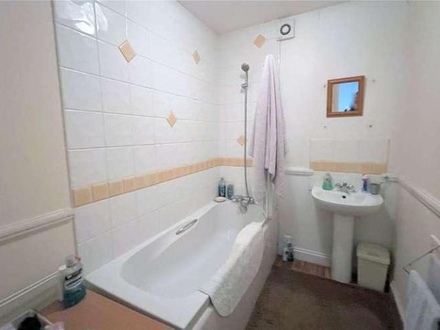 2 bed flat for sale