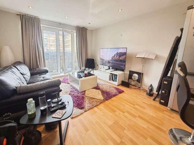 2 bed flat for sale