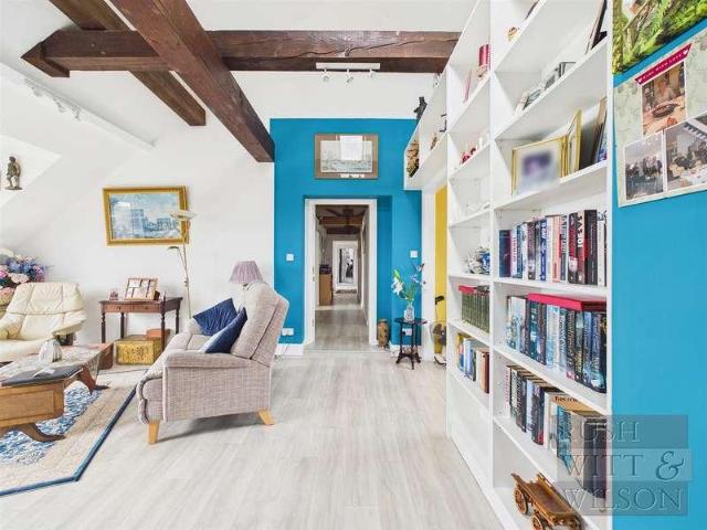 2 bed flat for sale