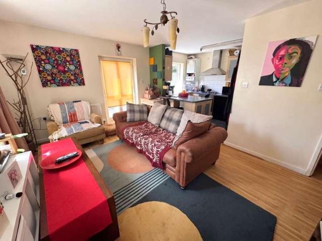 2 bed flat for sale