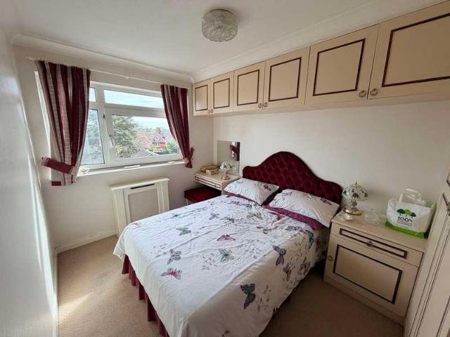 2 bed flat for sale