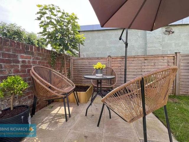 2 bed flat for sale