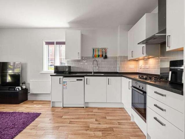 2 bed flat for sale