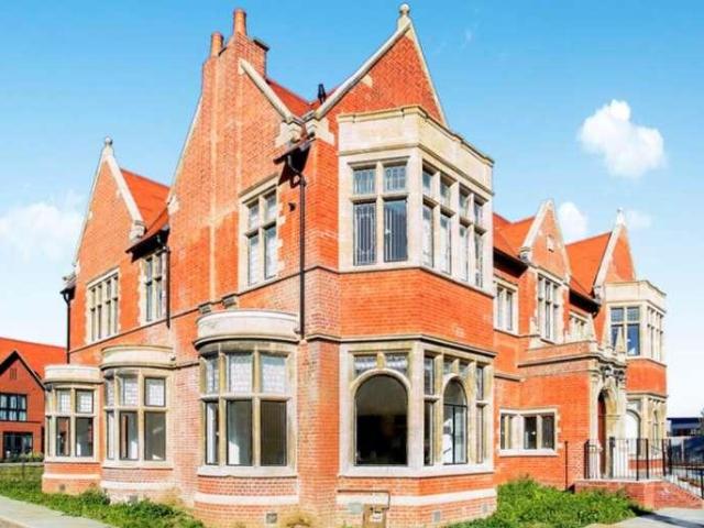 2 bed flat for sale