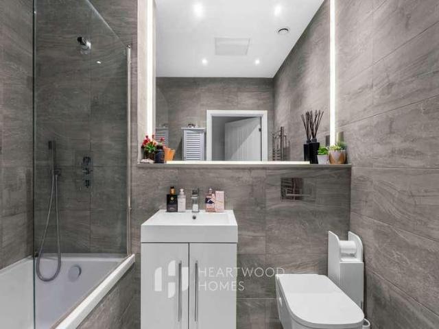 2 bed flat for sale