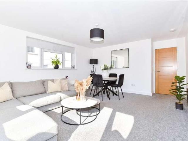 2 bed flat for sale