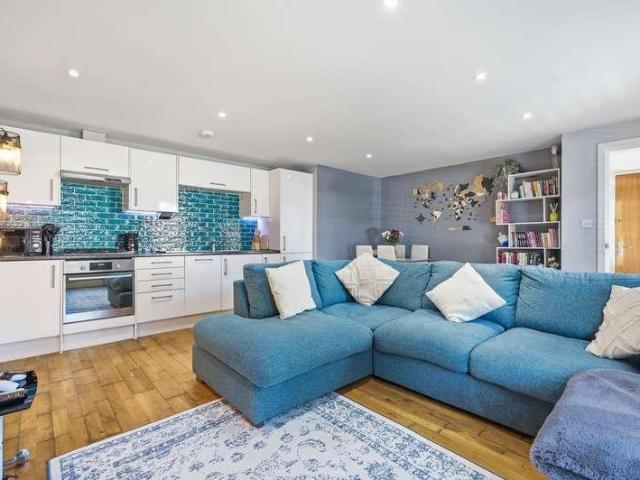 2 bed flat for sale