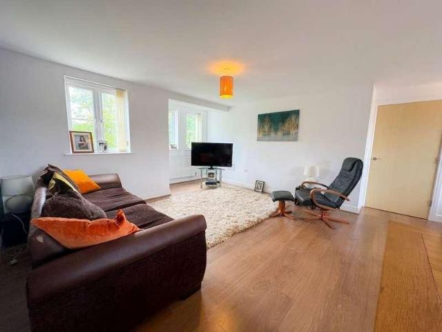 2 bed flat for sale