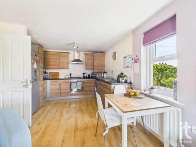 2 bed flat for sale