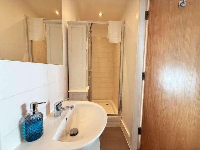 2 bed flat for sale