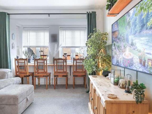 2 bed flat for sale