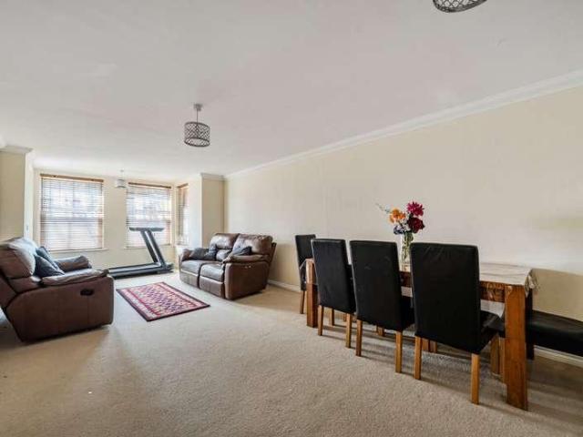 2 bed flat for sale