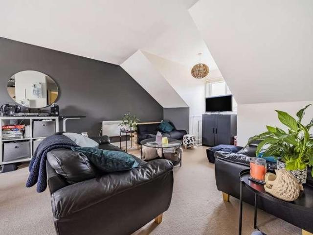 2 bed flat for sale