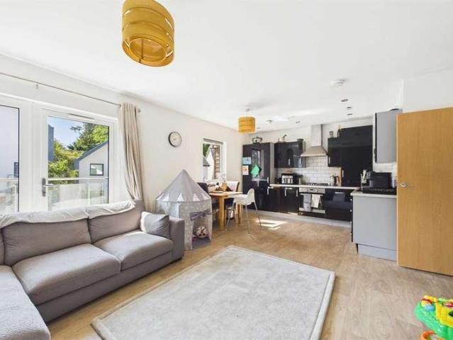 2 bed flat for sale