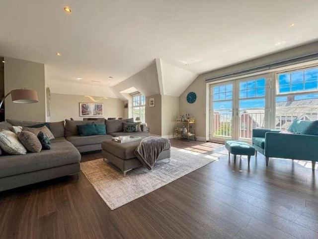 2 bed flat for sale