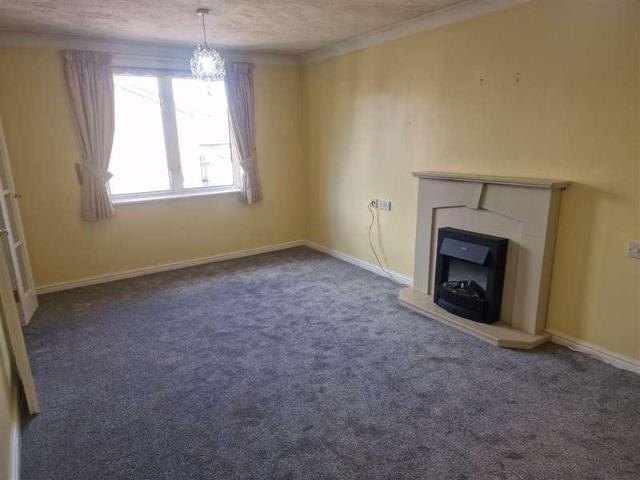 2 bed flat for sale