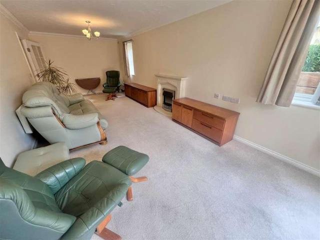 2 bed flat for sale
