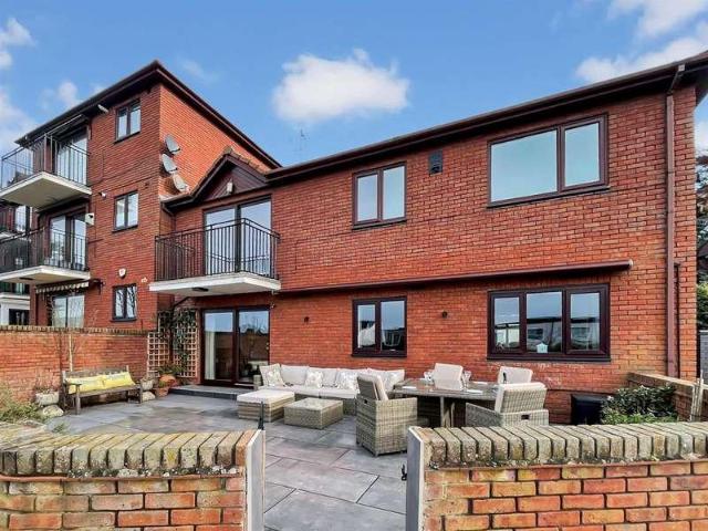 2 bed flat for sale
