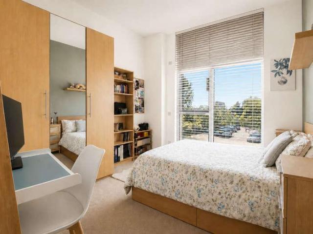 2 bed flat for sale