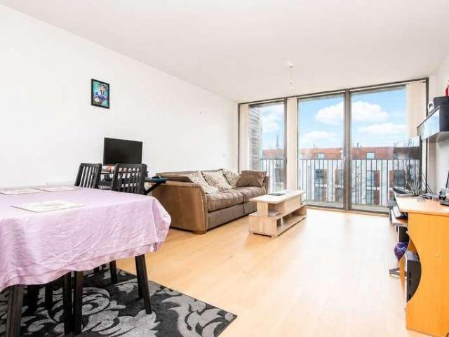 2 bed flat for sale