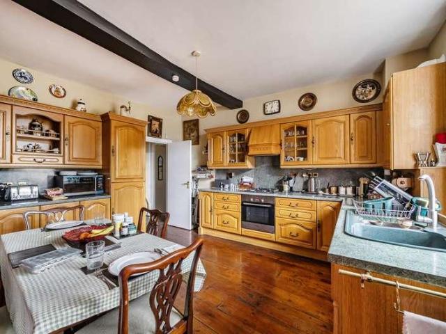 2 bed flat for sale