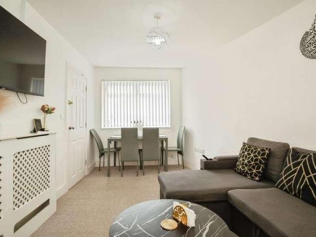 2 bed flat for sale