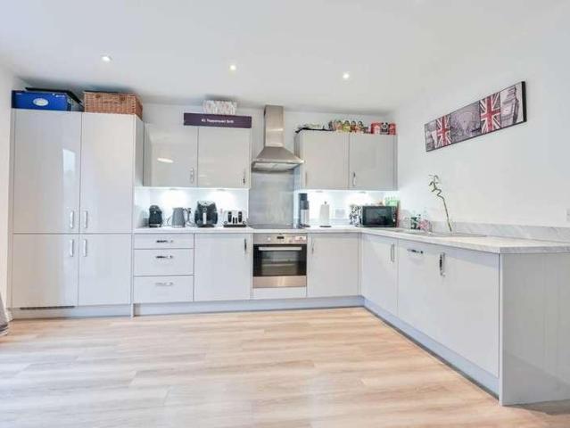2 bed flat for sale
