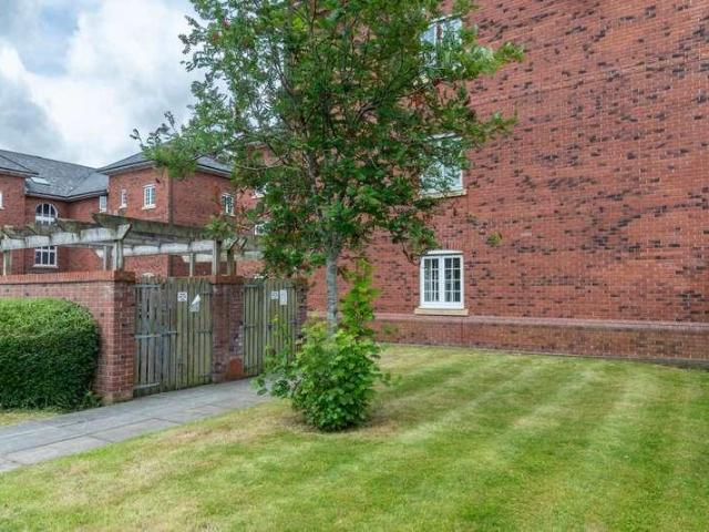 2 bed flat for sale