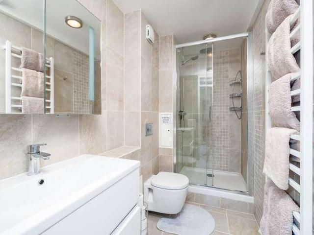 2 bed flat for sale