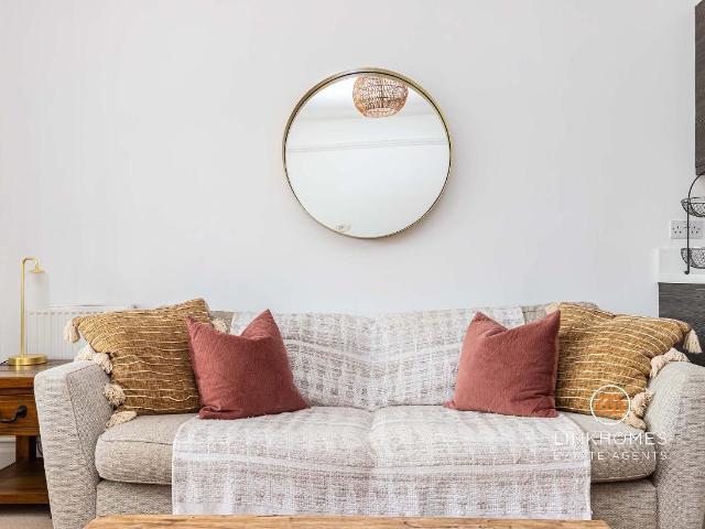 2 bed flat for sale