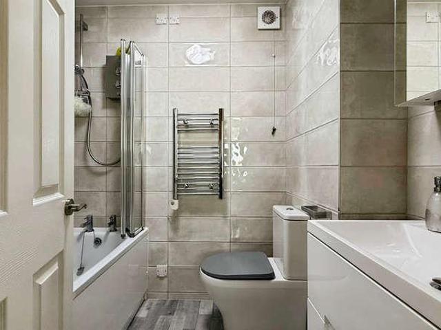 2 bed flat for sale